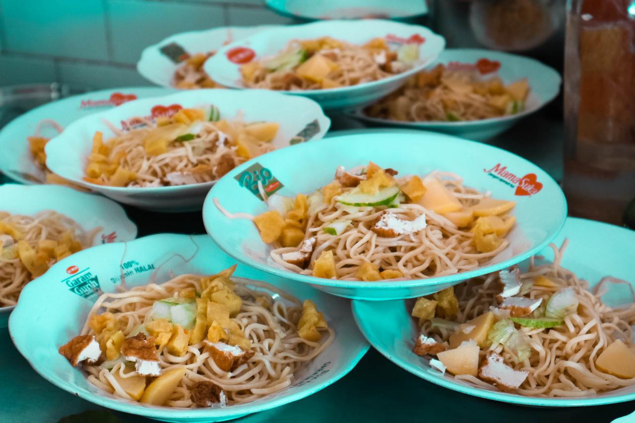 JAJAN MIE FAVORIT PARA ARTIS DI RUMAH MAKAN 'MIE BELITUNG ATEP'