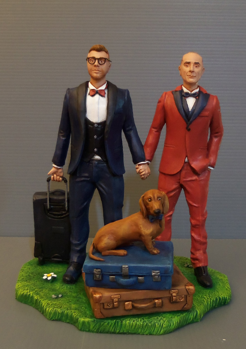 Orme Magiche: Cake topper a tema viaggi: coppia con valigie e bassotto