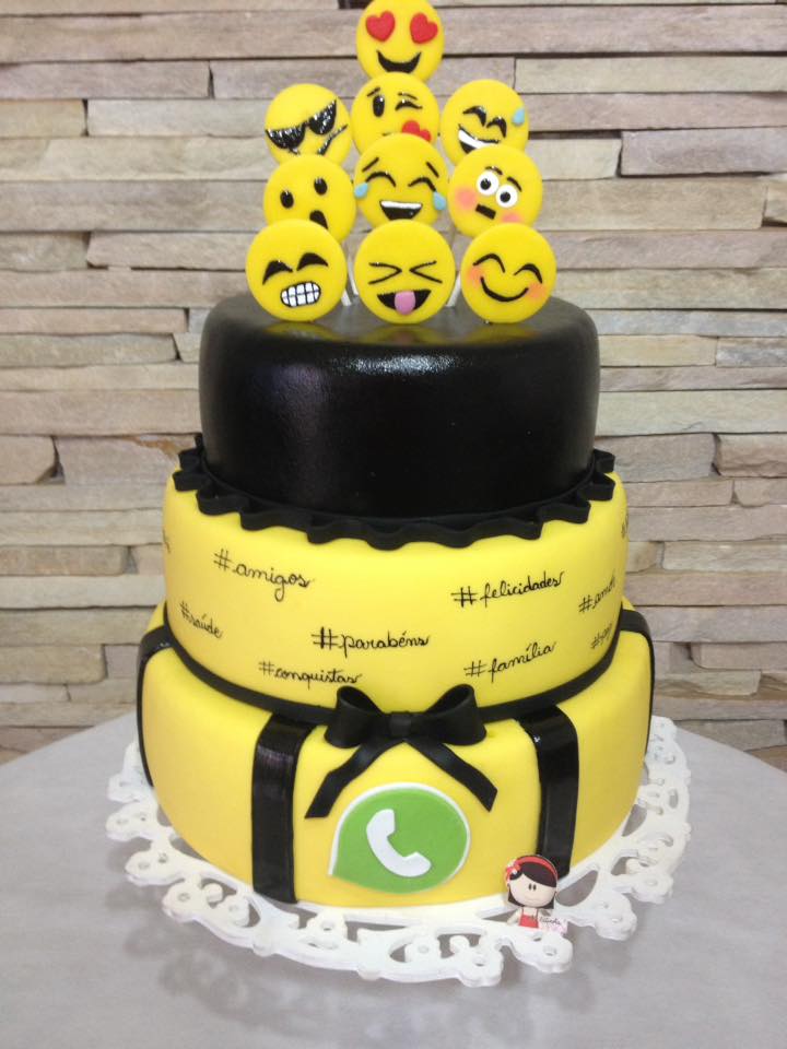 Santo Biscuit: Bolo Emoji disponível para Locação