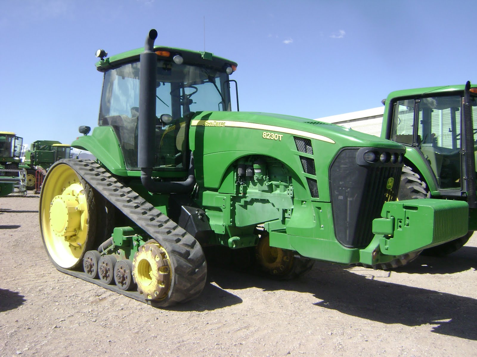 MAQUINARIA AGRICOLA INDUSTRIAL: Tractor John Deere 8230T Oruga Super Precio
