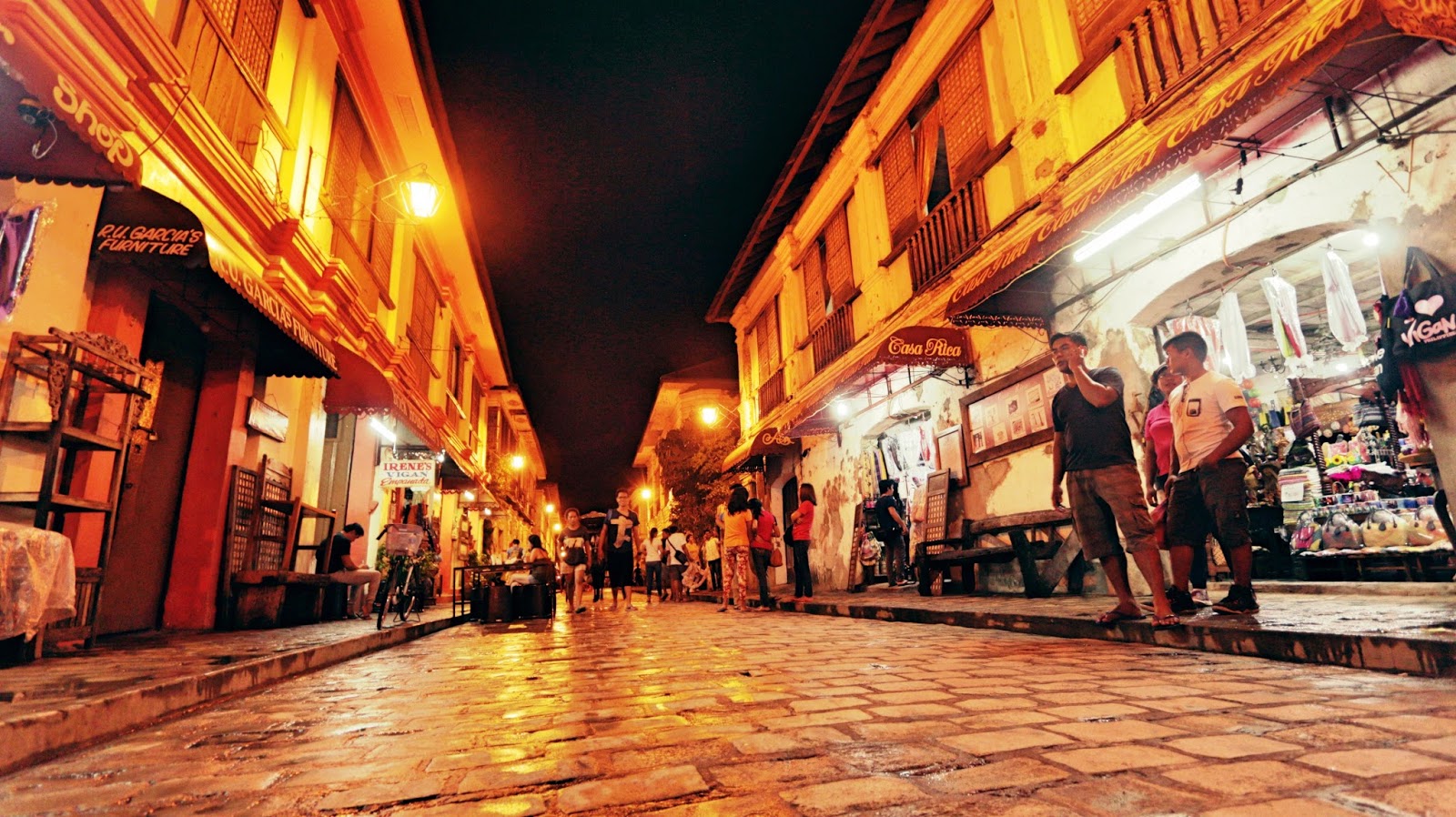 TravelWithShark: Calle Crisologo ( by night) ~ Vigan, Ilocos Sur