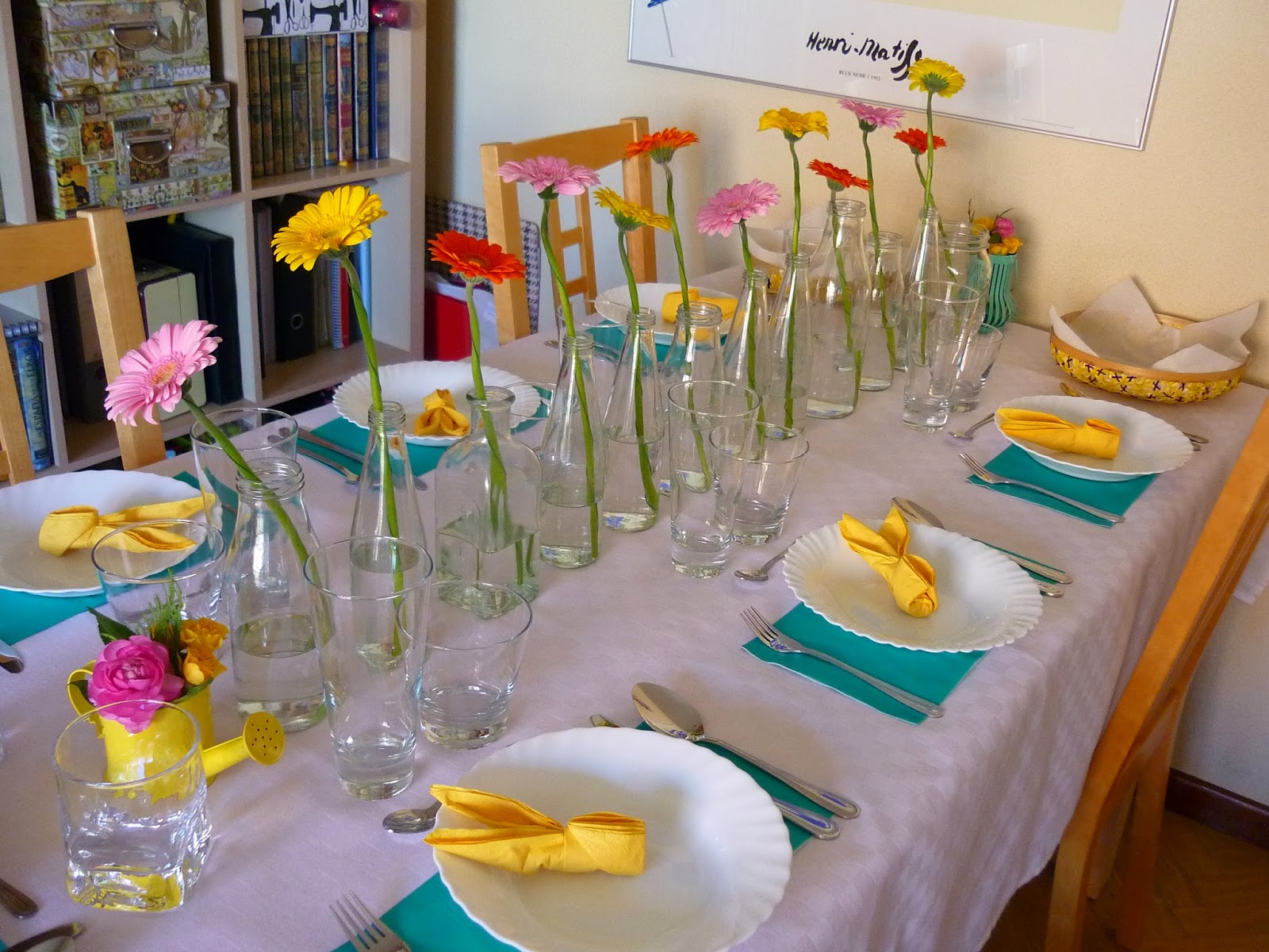 La Chef A: Mesa primaveral con flores y botellas de cristal