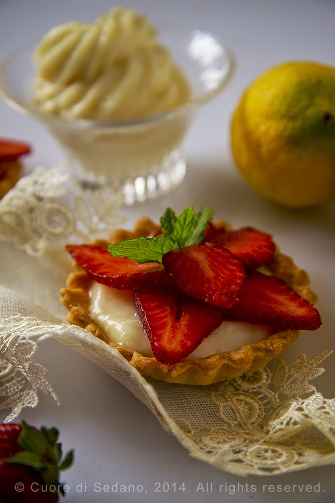 Tartellette con crema al limone light senza uova e fragole - Cuore di ...