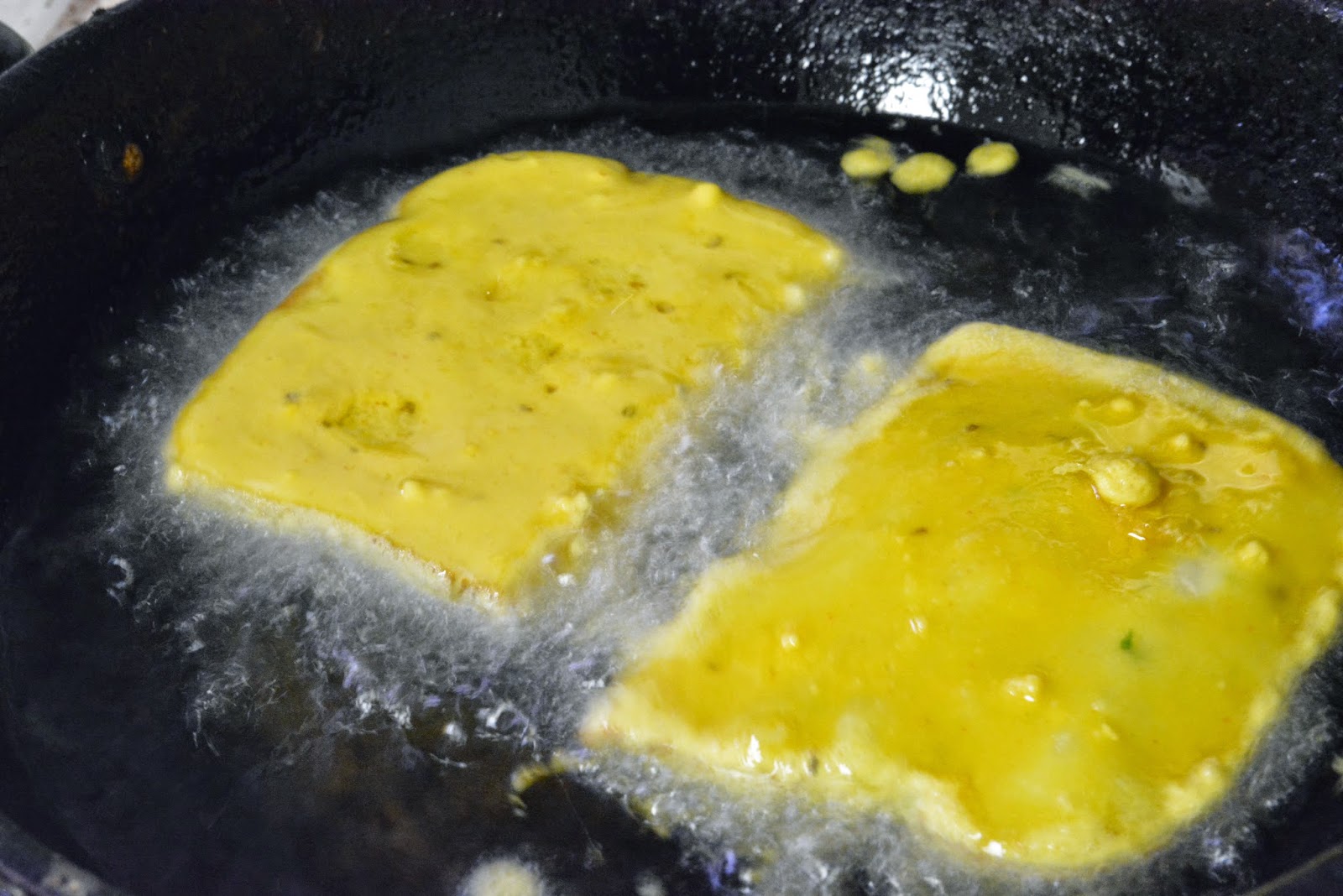 Food Frenzy....!!: Bread Pakoda Chaat!!