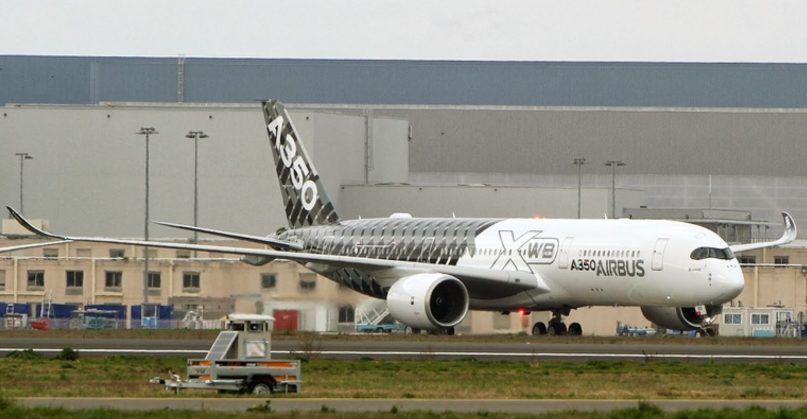 A350 XWB News: MSN2 cabin equipped A350 prototype in Hamburg for next 2 ...