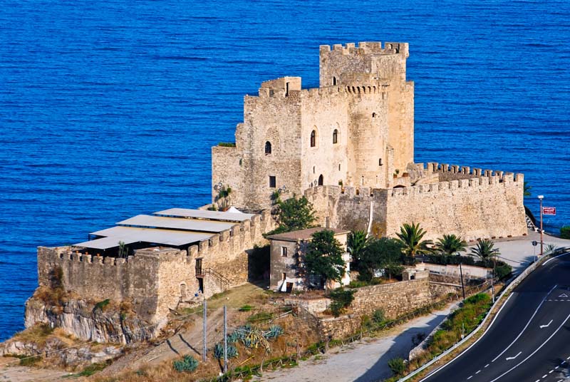 Castelli sul mare in Calabria. Il castello di Roseto Capo Spulico | La ...