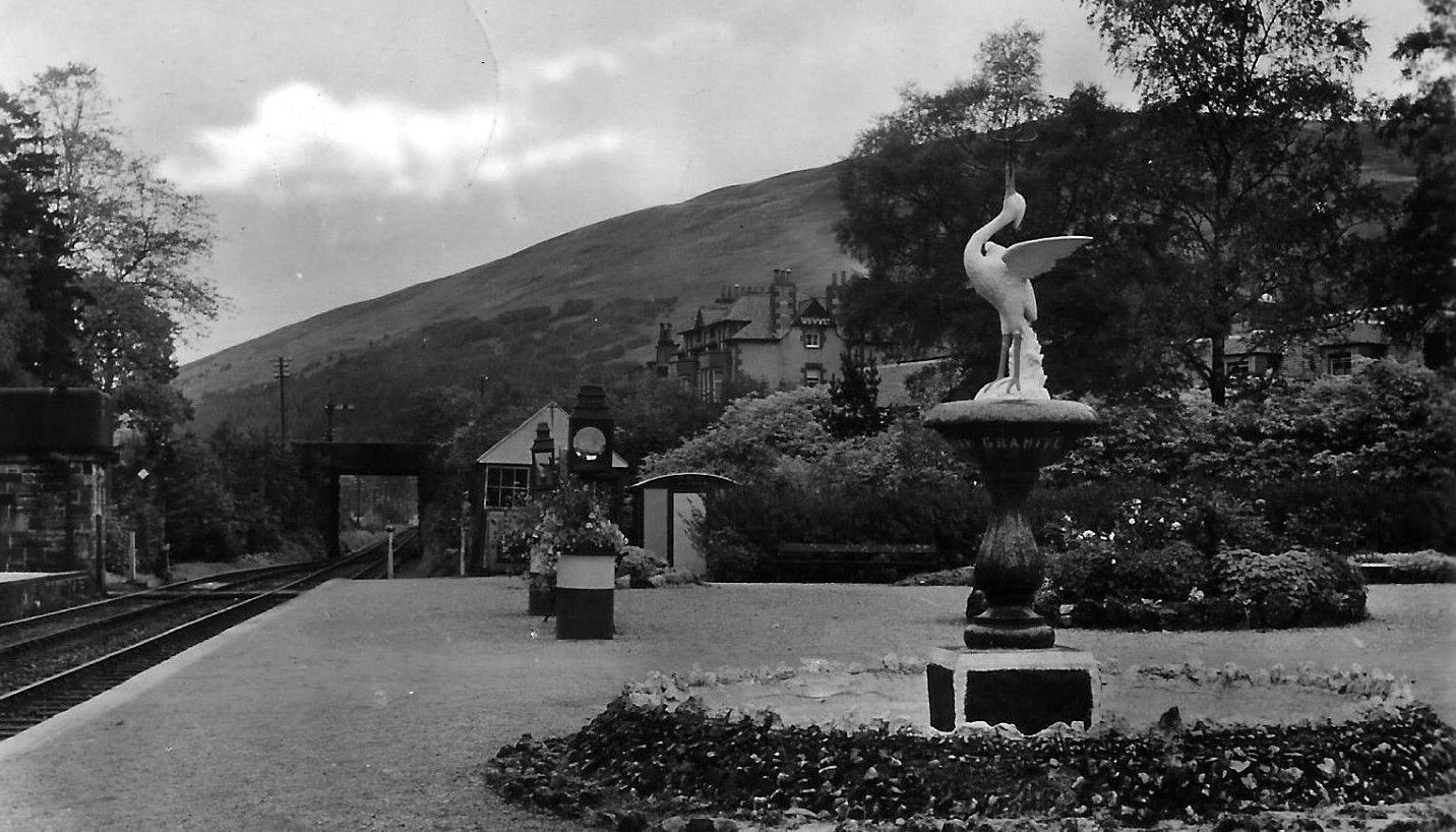 Tour Scotland: Old Travel Blog Photograph Stork Fountain Strathyre Scotland