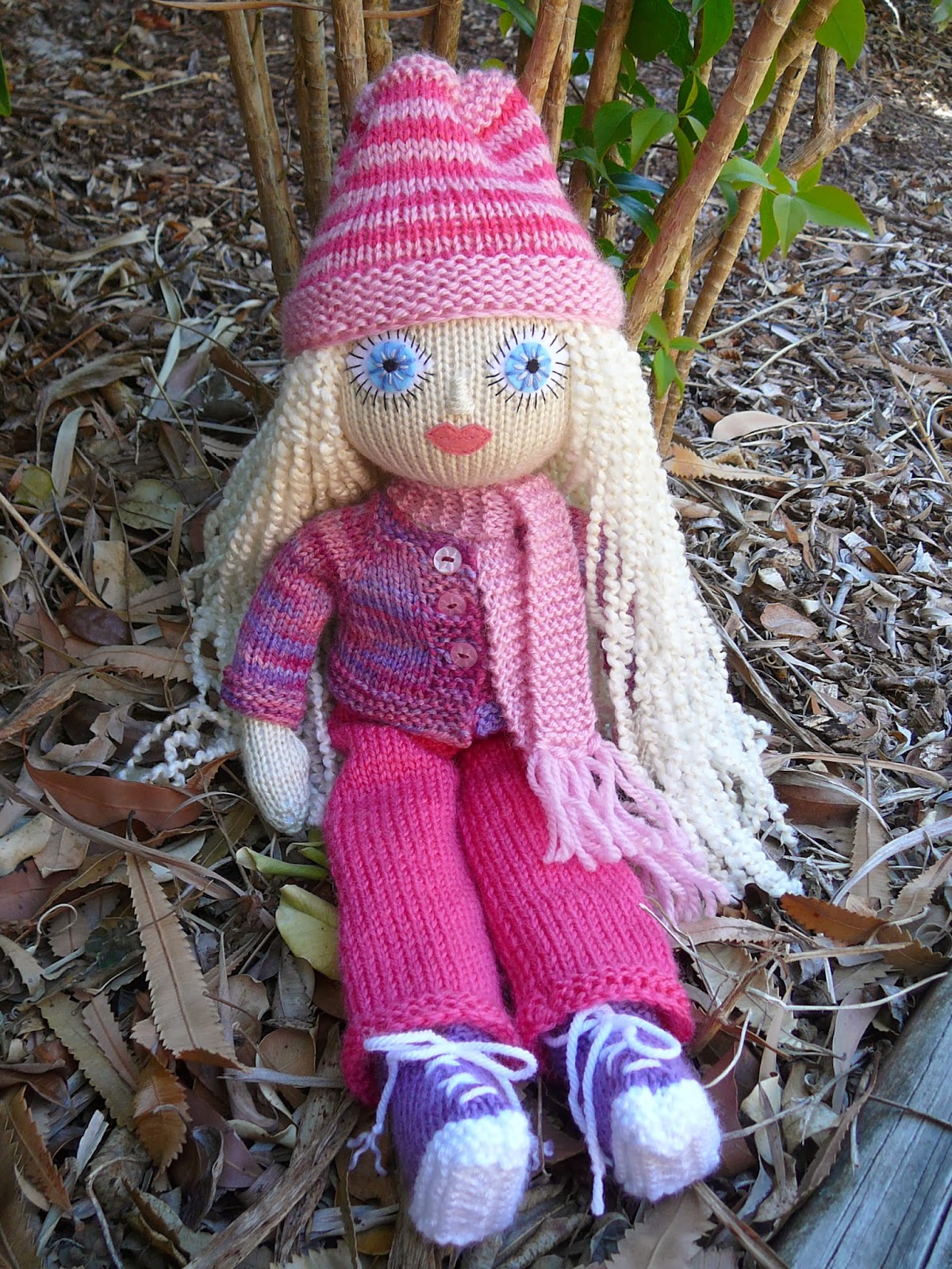 An Experiment in Knitted Dolls...: Pam's Dolly...