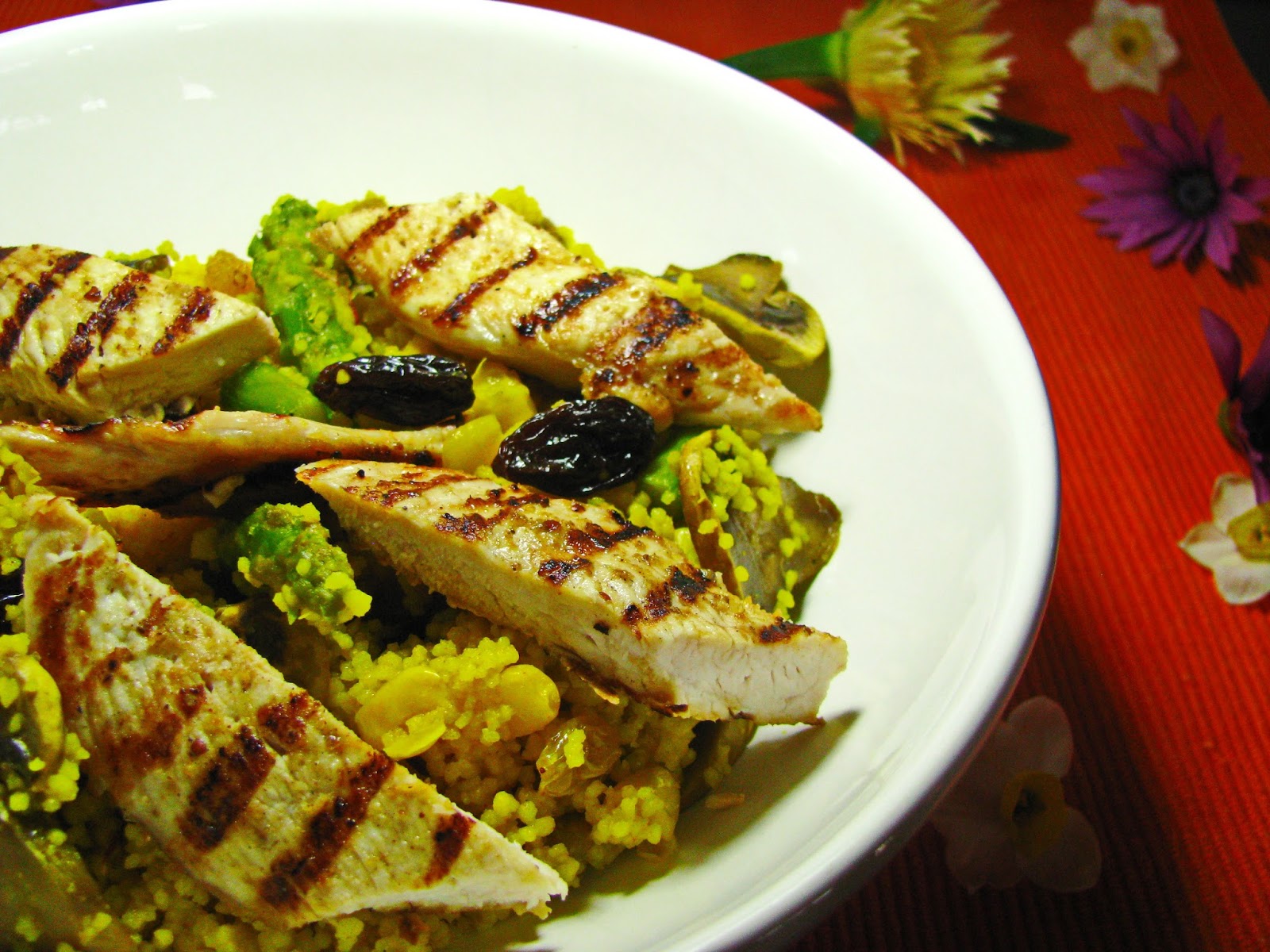 Pitadas de coisas boas: Couscous com peru, cogumelos, espargos e passas