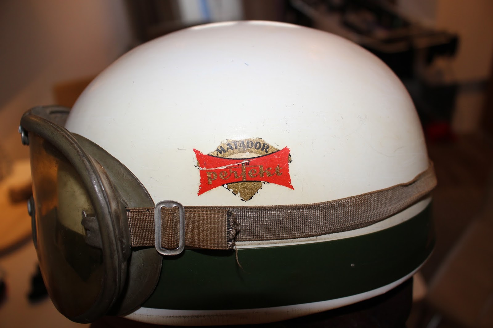 Unser Flohmarkt: Alter Motorradhelm mit Brille