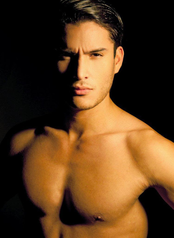 Man Central: Alejandro Rojas: Close Up