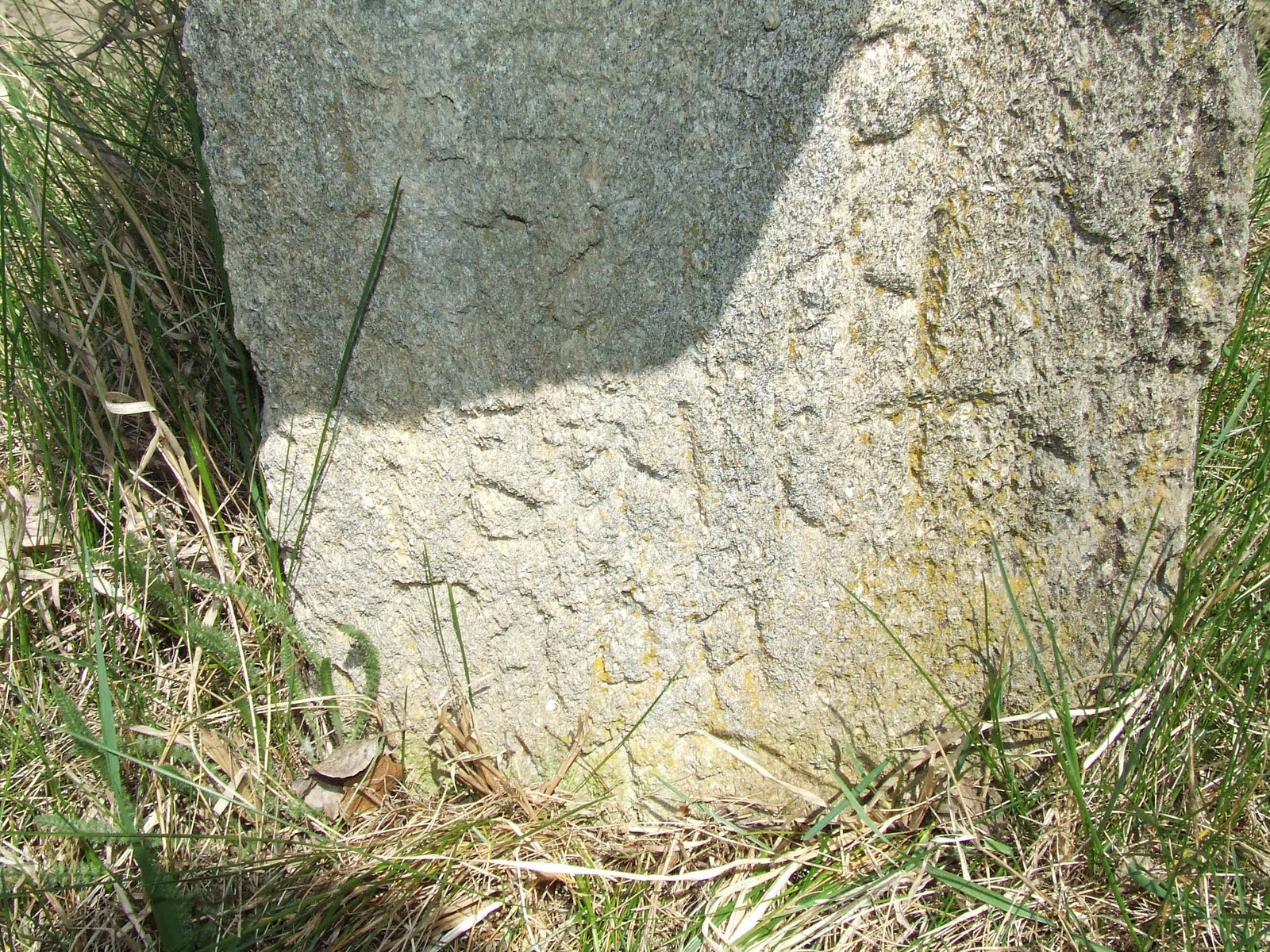 Timp liber: Cruci din piatra cu inscriptii chirilice