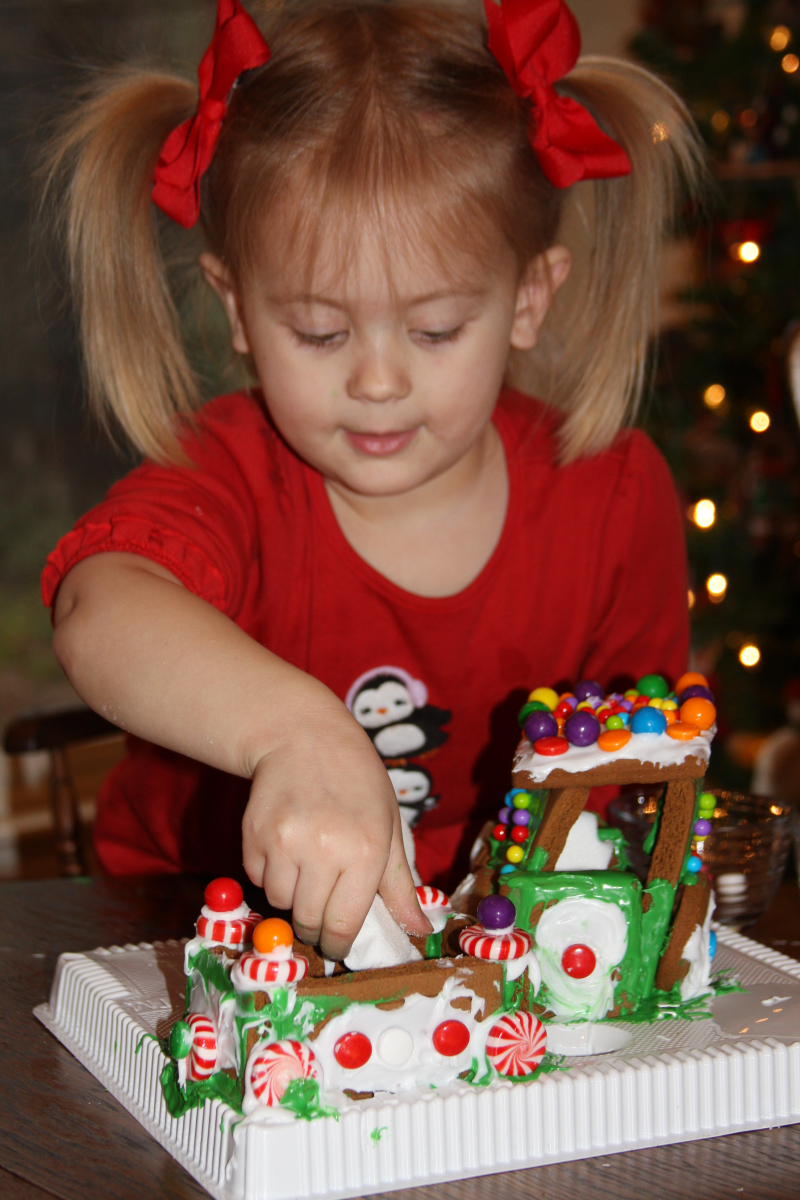 Lueker Munchkins: Gingerbread Train