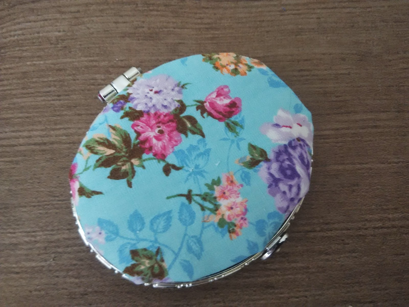 Bows and Ribbons: DIY Compact Mirror