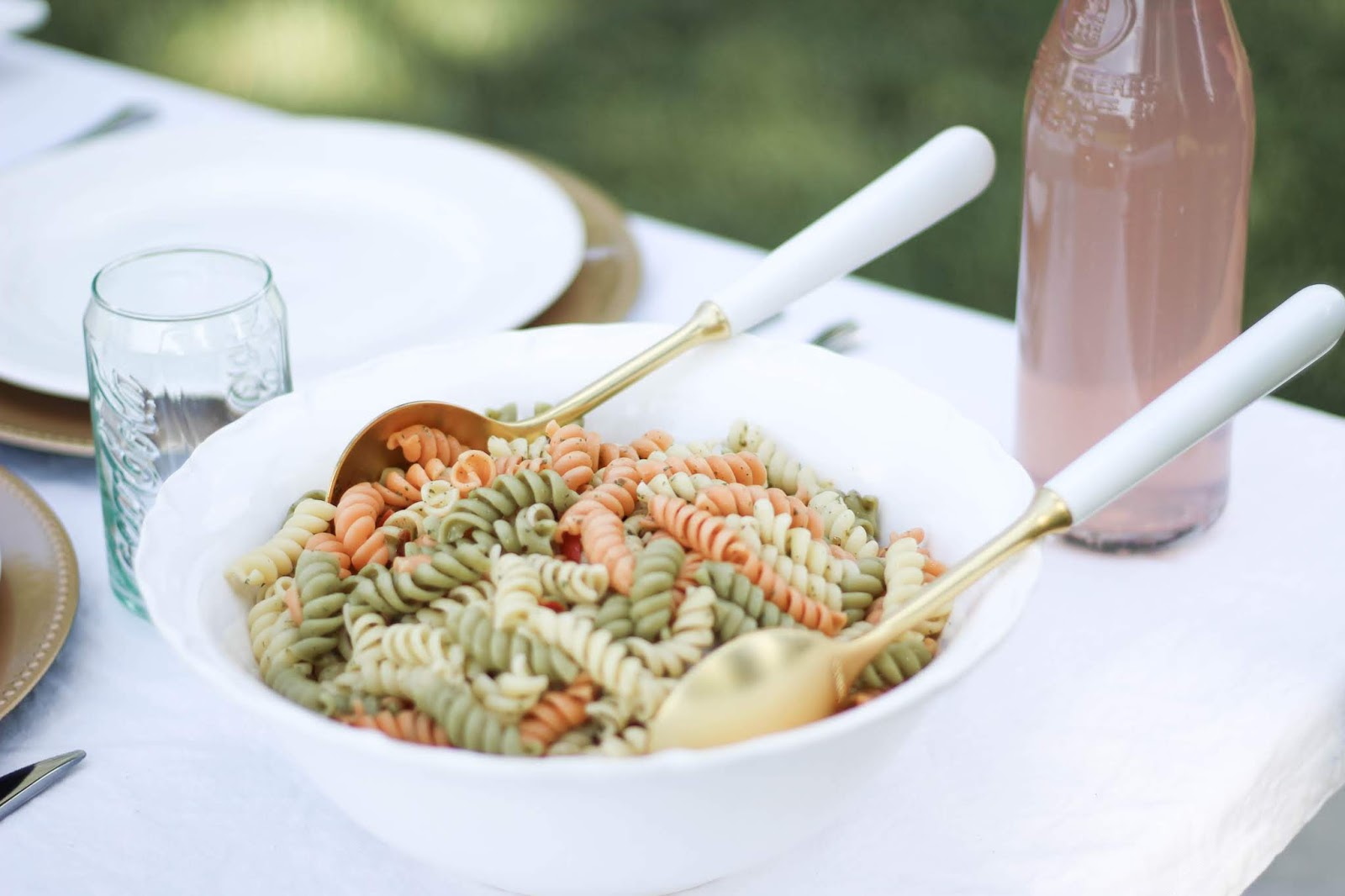 STYLED SUMMER PICNIC TABLESCAPE + ESSENTIALS | A Classy Fashionista