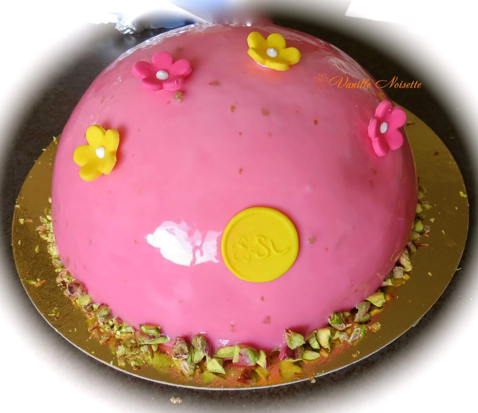 Vanille Noisette : ENTREMETS FRUITS ROUGES ET PISTACHE