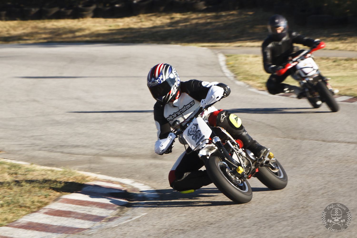 Cafe Racer Attitude: Pit Bike en circuito