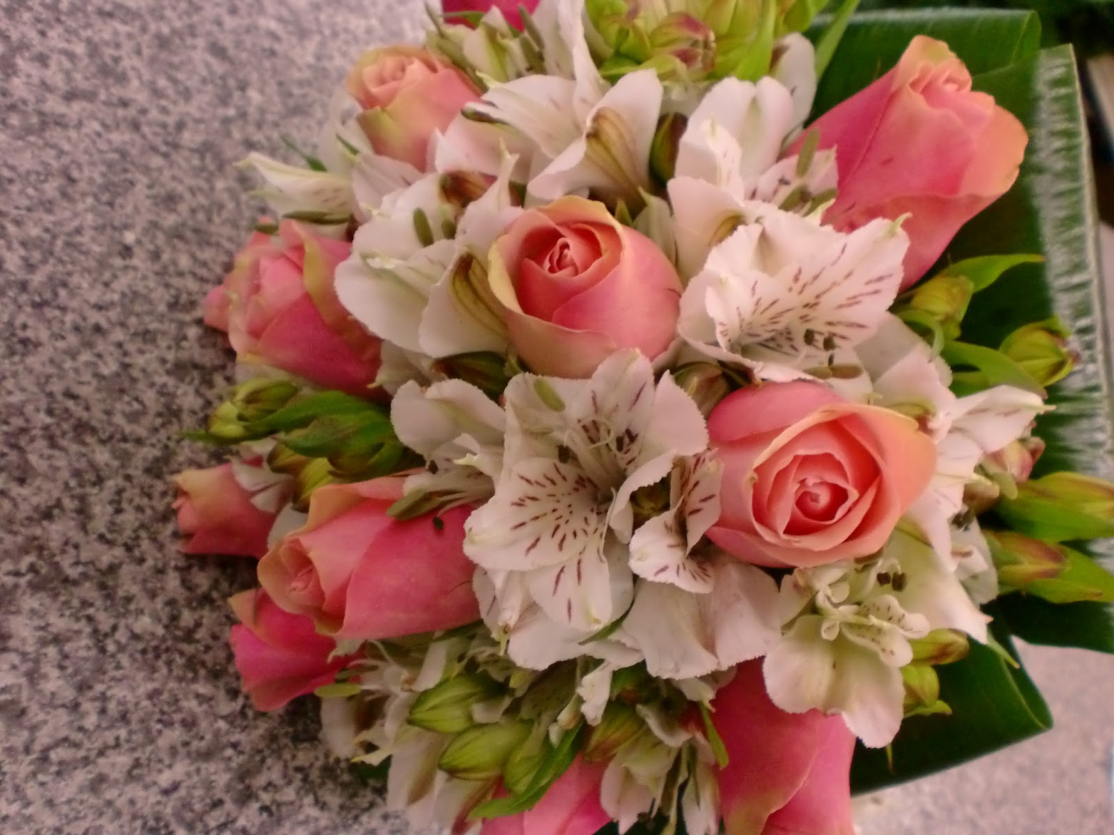 Ramos de novia GUALI: BOUQUET ROSA PALO Y ASTROMELIAS