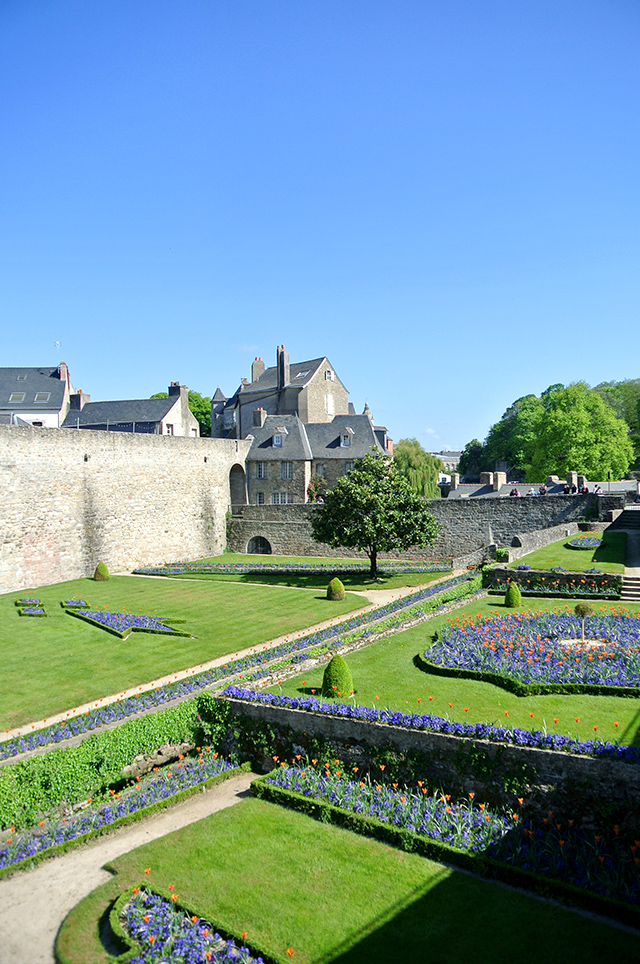 It's Not Serious!: A Day Out in Vannes
