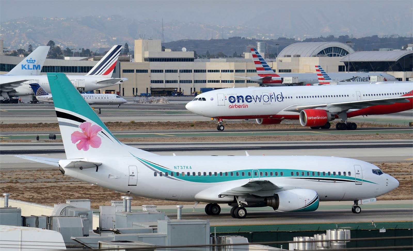 Flyingphotos Magazine News: Kaiser Air - 737-700 - N737KA