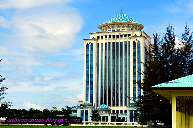 Adhie|Menulis: ADA APA DI MUKAH?