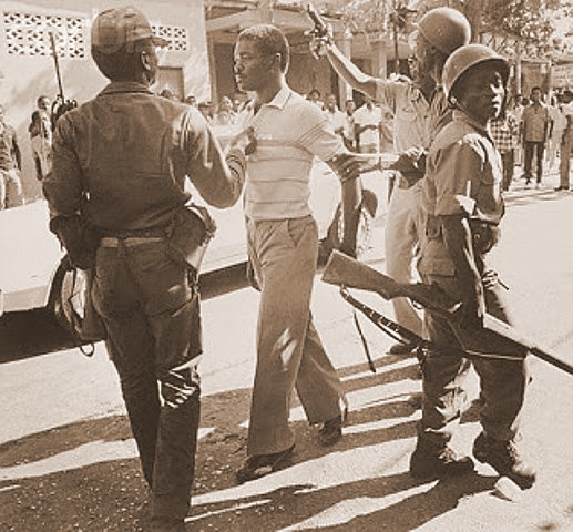 El Haití de los Tontons Macoutes.