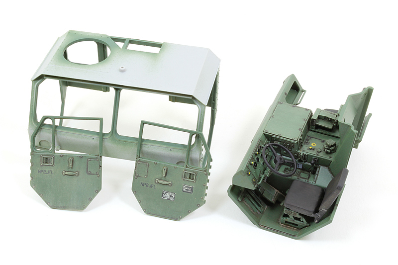 ARMOURED FIGHTING VEHICLE: ....... HEMTT M983 TRACTOR .......