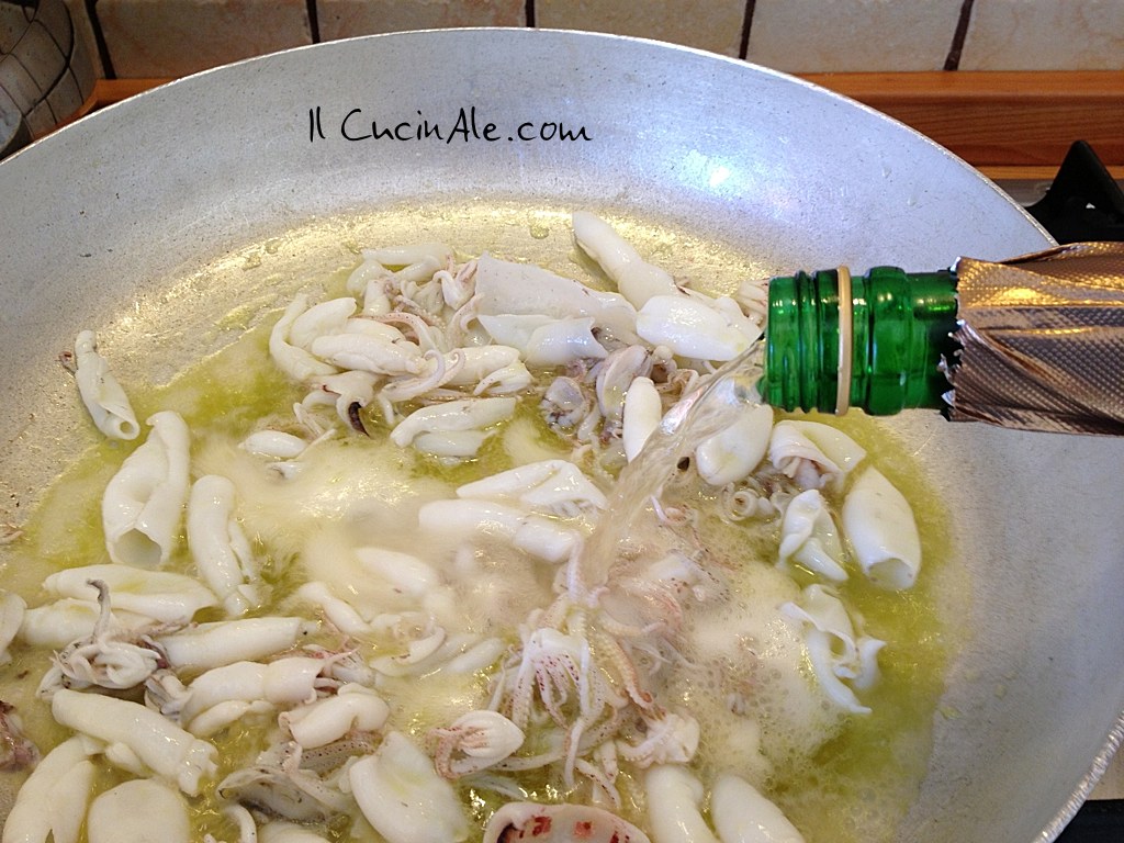 Spaghetti alla chitarra verdi con calamaretti e carciofi | Ricetta ed ...