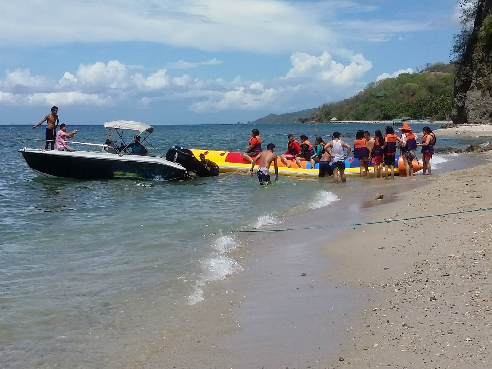 PIPISIK BEACH LAIYA: Beach Area and Activities
