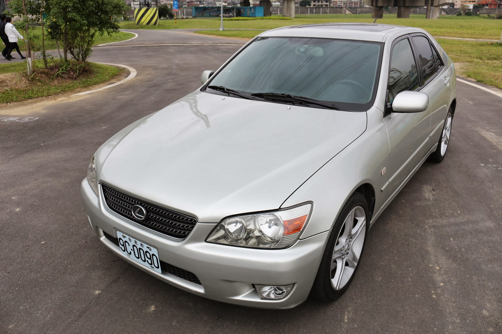 兜風歡樂時光: 2001 LEXUS IS200