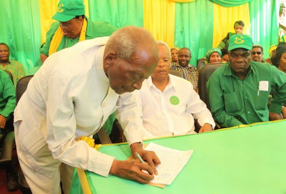 Kingunge Ngombale Mwiru Avuliwa Ukamanda wa UVCCM Taifa. - LEKULE