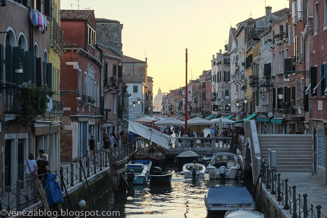 venezia blog: 2 Views of Early Evening Light, and Life, on Via Garibaldi