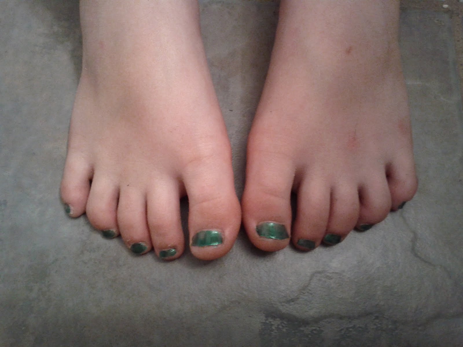 Leah Loves Pretty Things: My sons toes are green...