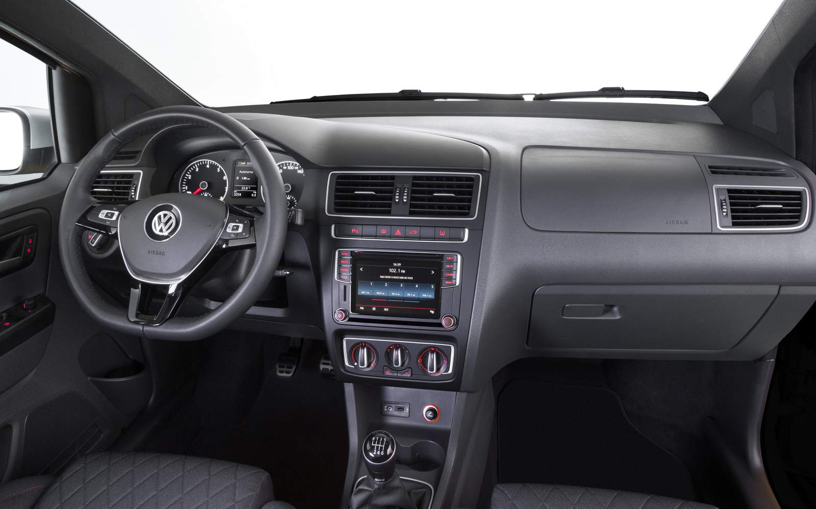 Volkswagen SpaceFox 2016 ganha nova central multimídia