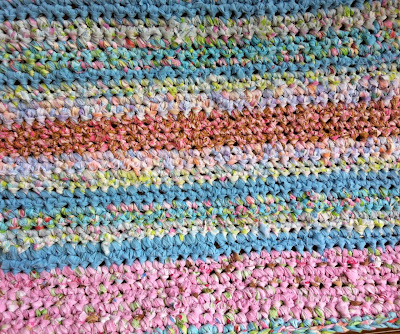 Nifty Thrifty Bits: How to Make A Rag Rug