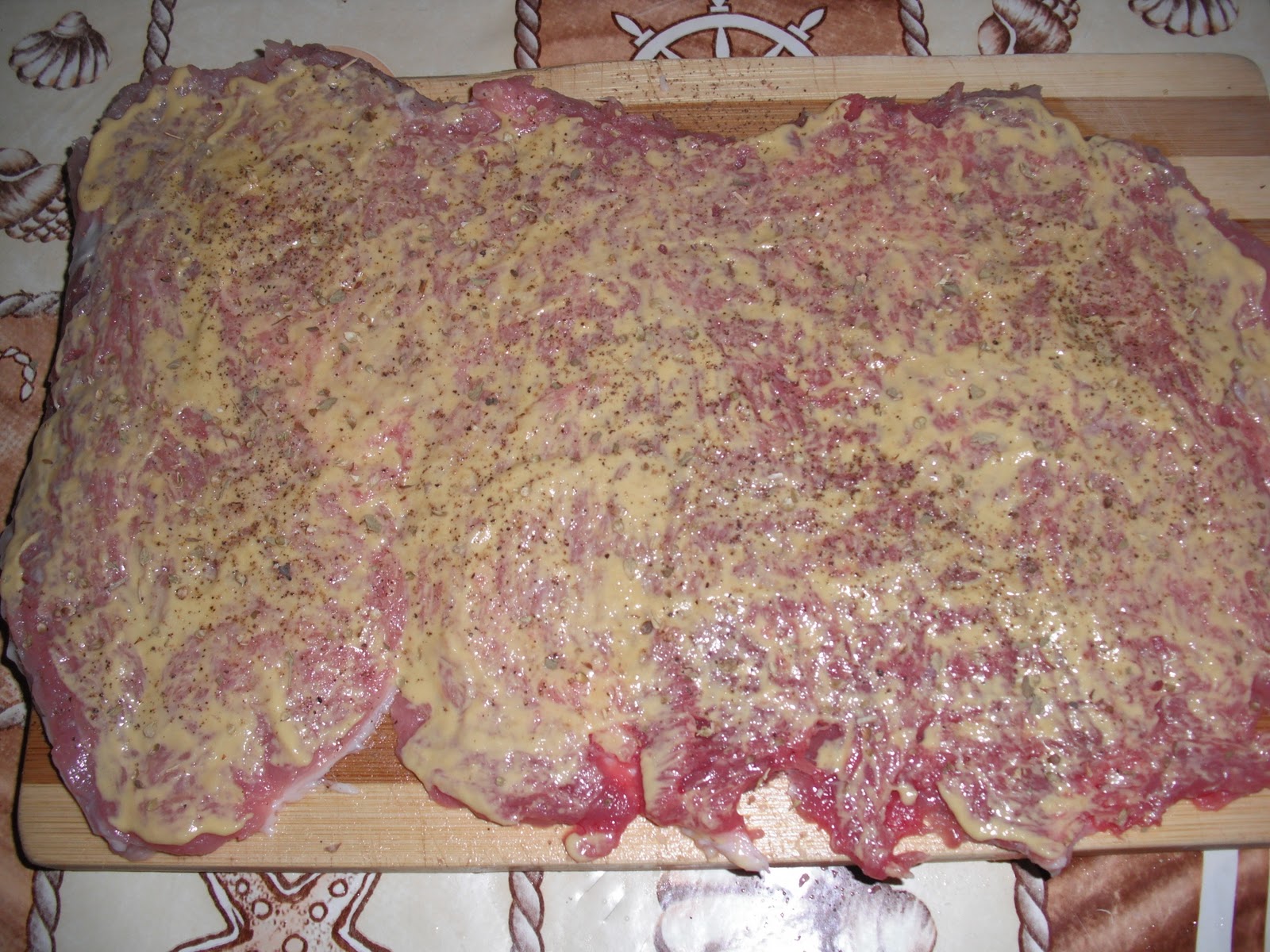 Retete simple,sanatoase si gustoase: Rulada de porc cu carnat afumat