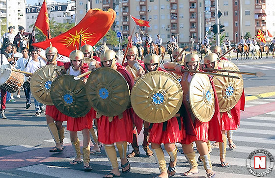 ΠΡΟΚΛΗΣΗ ΜΕ ΣΗΜΑΙΑ, ΗΛΙΟ, ΣΑΡΙΣΕΣ ΚΑΙ ΜΕΓΑΛΕΞΑΝΔΡΟΥΣ ΣΕ ΣΚΟΠΙΑ ...
