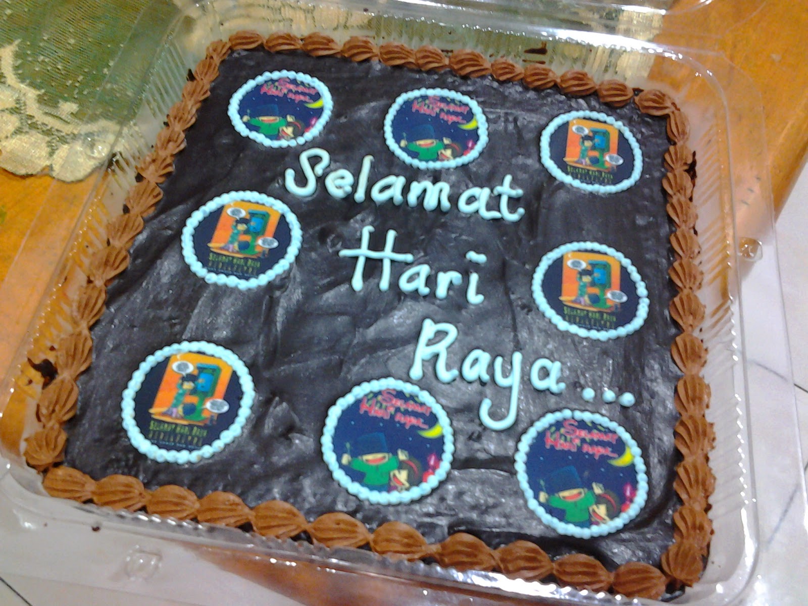 Bakecrazy Corner: Moist choc cake...selamat hari raya...
