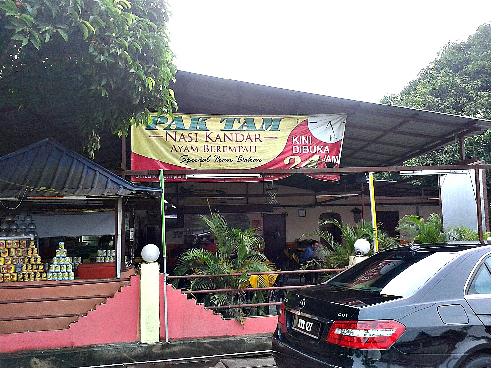 Gerai Pak Tam. 24 jam? Kjee tak pasti