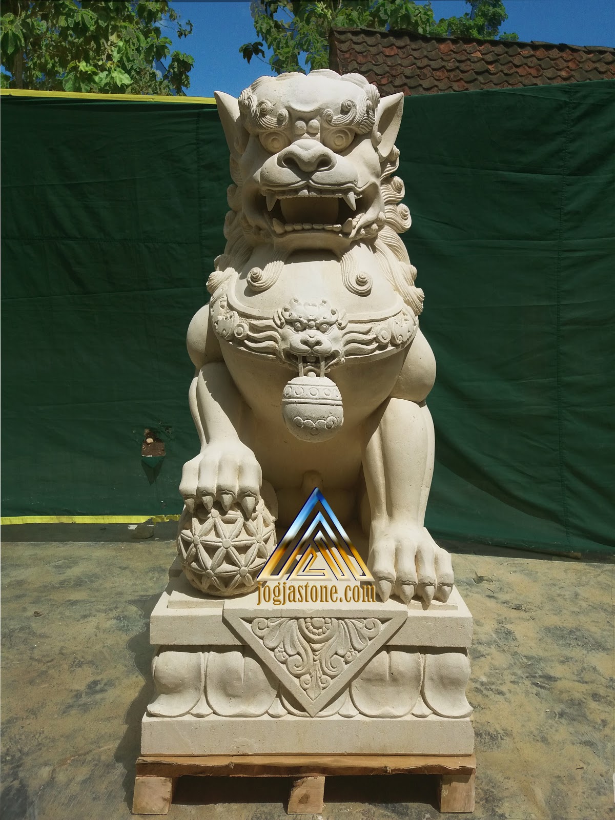 Patung singa samsi atau foo dog