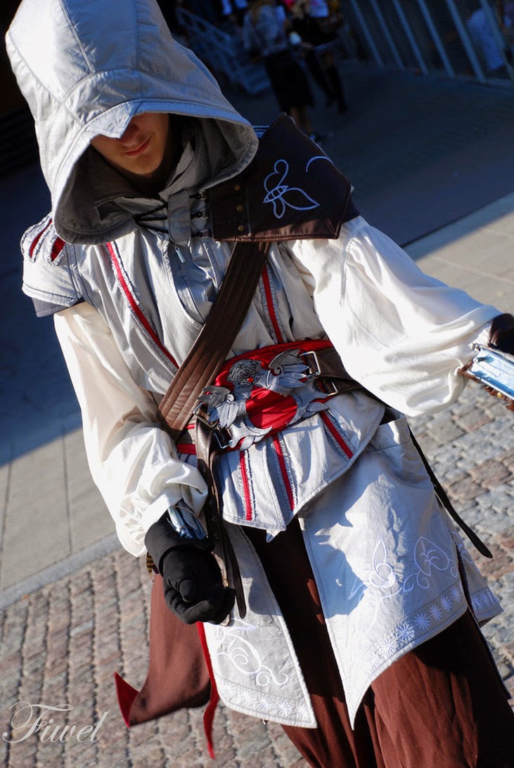 15 White Assassin Outfit Cosplay Design Photos - Creative Cosplay Designs