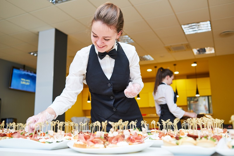 the AUSSiE Info: How Do Food Caterers For Parties Work?