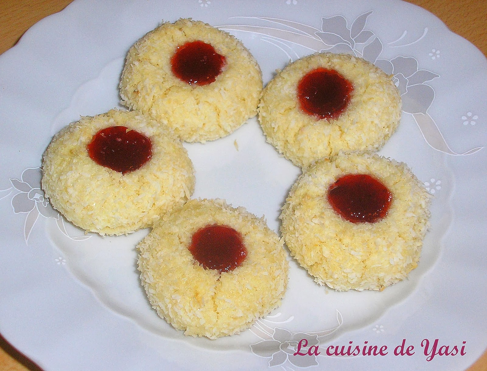La cuisine de Yasemin: Biscuits coco et confiture