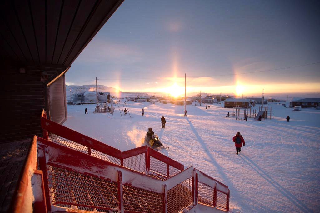 O LIVRO DE AREIA: Ulukhaktok (Holman), aldeia inuit com arte na llha de ...