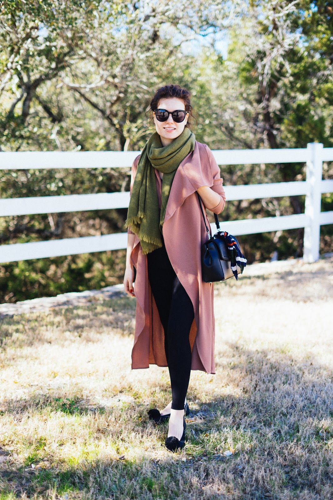 LOOK of the day - długi różowy płaszcz i oliwkowy szal | julia caban