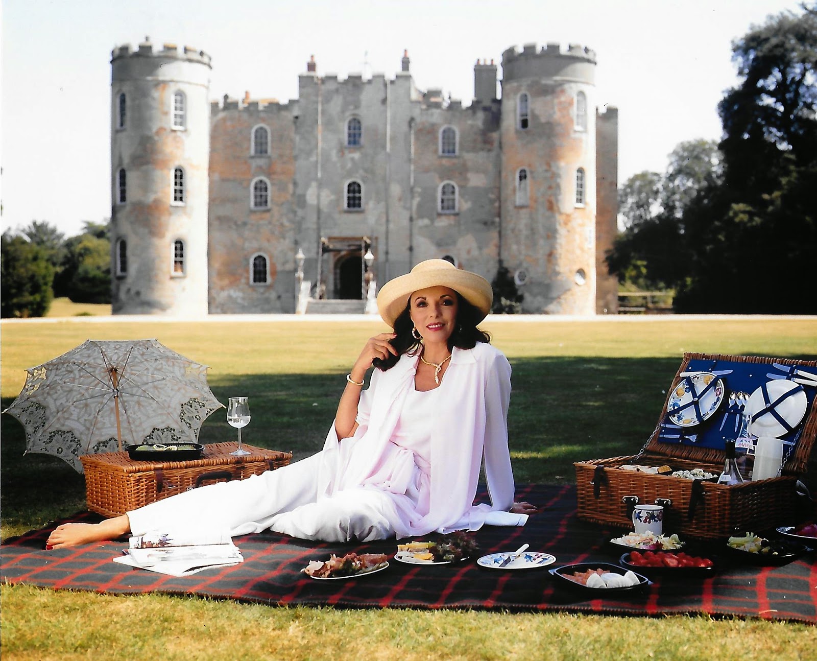 LEGENDARY DAME!: PHOTO OF THE DAY : IT'S A CASTLE LIFE FOR LADY JOAN!