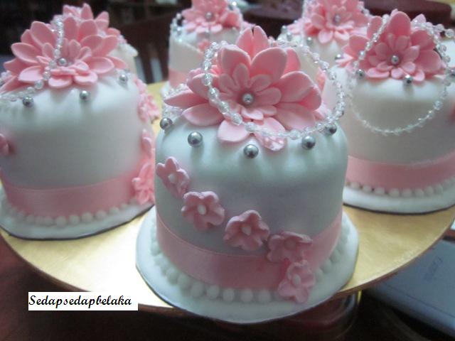 sedap-sedap belaka: mini fondant cakes in sweet pink