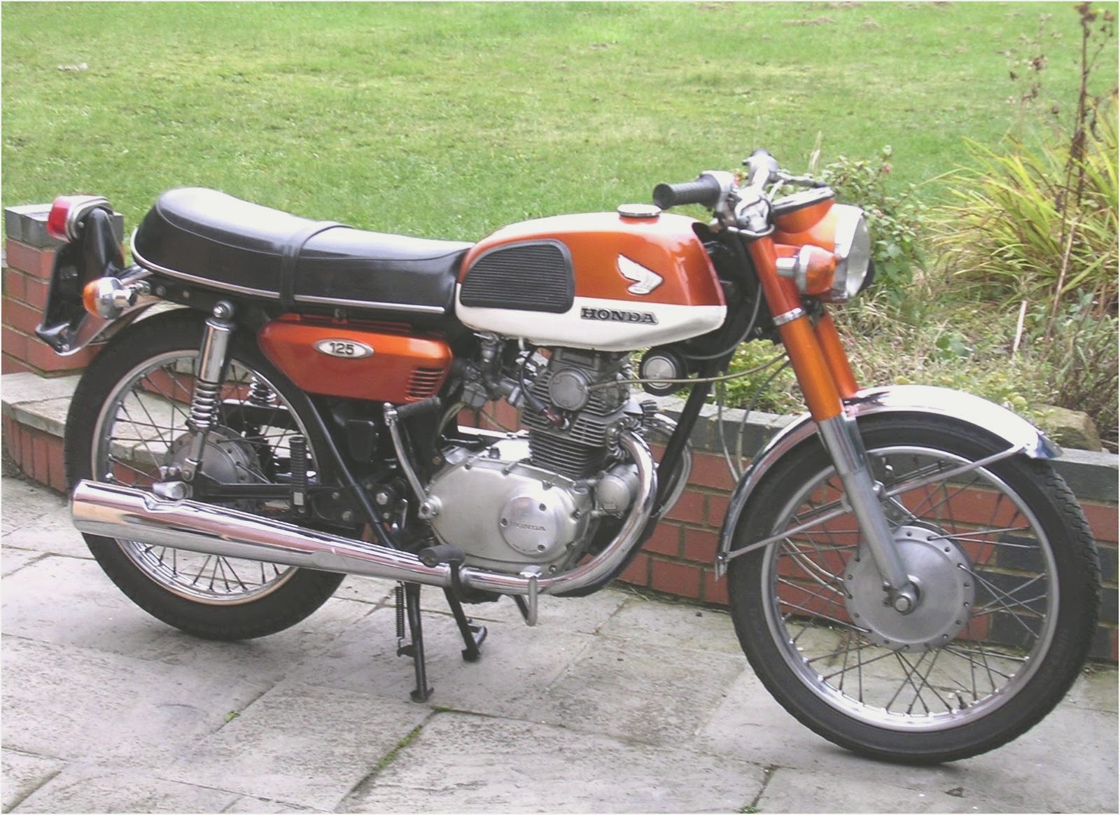 Honda CB100 Motorcycles 'Old Men' - Id2eN Collect