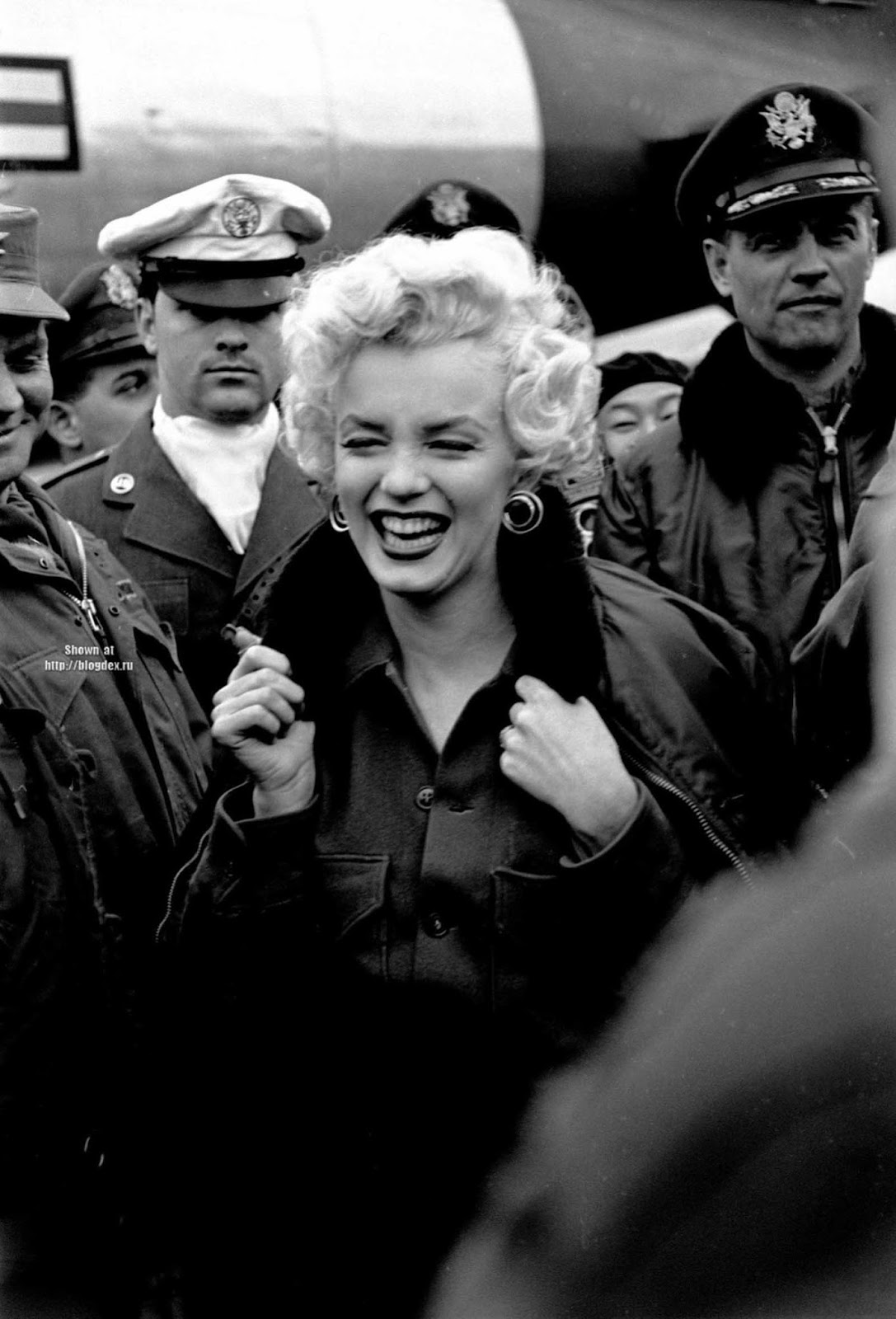 Fascinating Photographs of Marilyn Monroe Performing for the Thousands ...