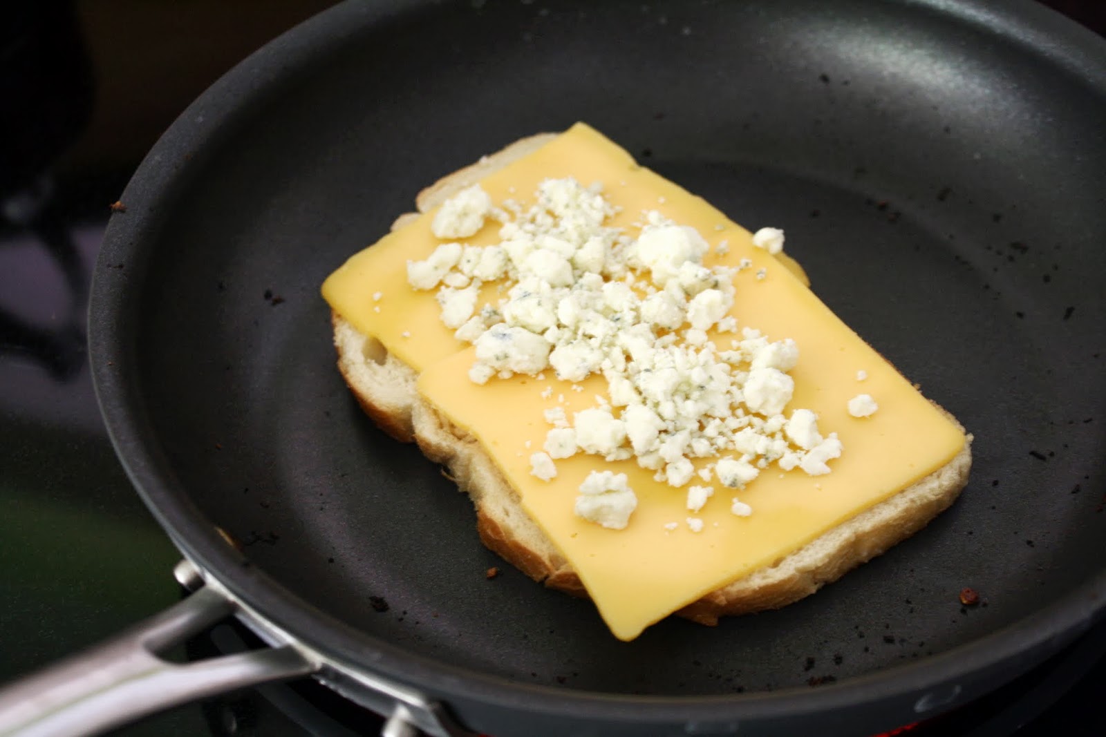 Making Mama's Kitchen: Red, White, & Bleu Grilled Cheese Sandwiches